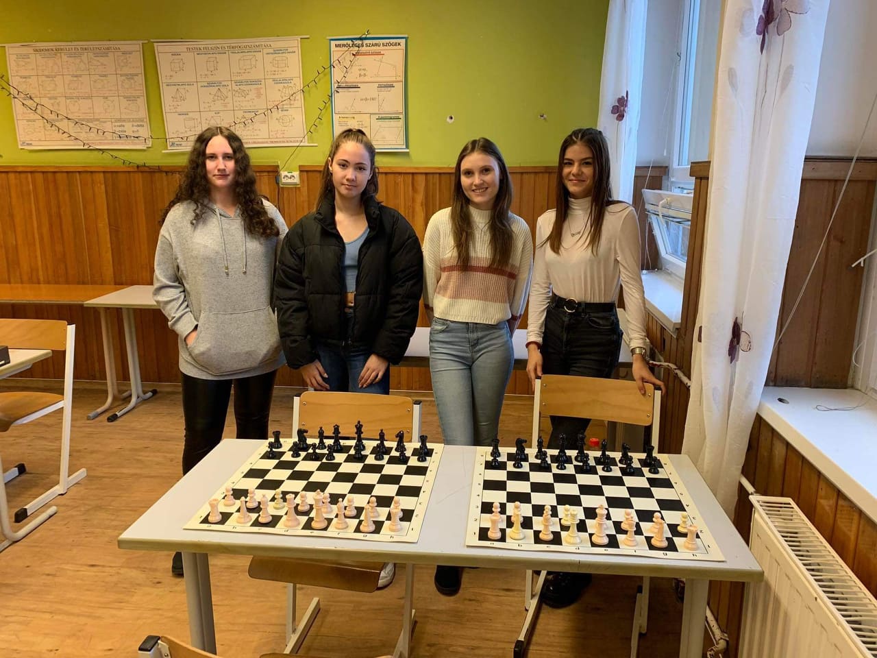 Aranyat hoztunk a kerületi középiskolás sakkversenyről | Hírek ...